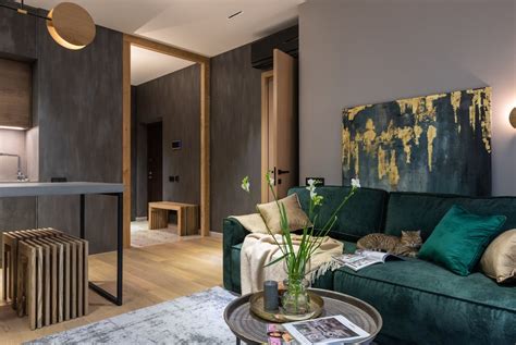 가구 거실 거주 공간 고양이 꽃병 녹색 소파 담요 대변 디자인 따뜻한 조명 러그 럭셔리한 매거진 목조