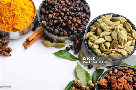 흰색 배경에 그릇에 다양한 향신료 복사 공간이 있는 맨 위 뷰입니다 강황에 대한 스톡 사진 및 기타 이미지 강황 계피 노랑 Istock