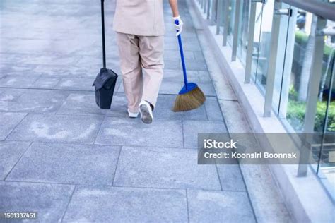 청소기가 빗자루와 쓰레받기로 바닥을 쓸고 있습니다 가사 집안일에 대한 스톡 사진 및 기타 이미지 가사 집안일 가정 생활 건축물 Istock