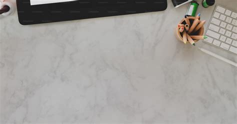 회색 책상 배경에 태블릿과 사무용품이 있는 디자이너 작업 공간의 상위 뷰 사진 Unsplash의 목재 재질 이미지