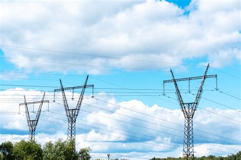 아름다운 푸른 하늘을 배경으로 한 고전압 전력선 전선 클로즈업이 있는 전기 철탑 0명에 대한 스톡 사진 및 기타 이미지 0명