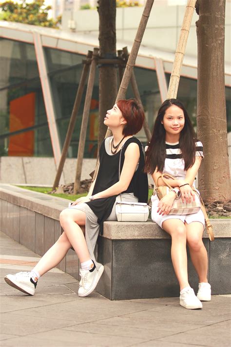 무료 이미지 사람들 소녀 여자 휴가 다리 모델 봄 좌석 어린이 유행 레이디 아름다움 예쁜 잘 생긴