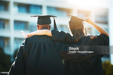 졸업식 도시 및 학생들이 도시 배경에서 학업 성취식을 축하합니다 교육 축하 및 대학원생 친구들은 교육적 성공을 위해 포옹하거나 포옹합니다 도시에 대한 스톡 사진 및 기타