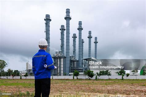 파란색 유니폼과 헬멧을 착용 한 엔지니어는 뒤로 직장 손 디지털 태블릿과 청사진 조사 검사 팀 작업 공장 현장을 서있습니다 2명에 대한 스톡 사진 및 기타 이미지 Istock