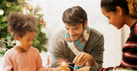 메리 크리스마스와 해피 홀리데이 행복 가족 어머니 아버지 딸이 방에 트리를 장식합니다 사랑하는 가족이 실내에서 불꽃놀이와 선물 선물로 즐거운 시간을 보냅니다 사진