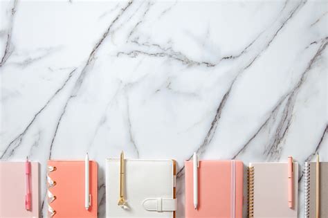 깔끔하게 배열 된 다양한 산호 회색 색의 일기 및 펜과 작업 공간 책상의 창조적 인 평면 평지 산호색에 대한 스톡 사진 및 기타 이미지 Istock