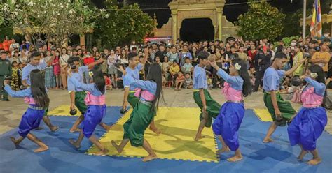 ថ្ងៃឈប់សម្រាក ៣ថ្ងៃ នៃព្រះរាជពិធីបុណ្យអុំទូក ខេត្តកំពង់ឆ្នាំង មានភ្ញៀវទេសចរមកកម្សាន្ត ជាង