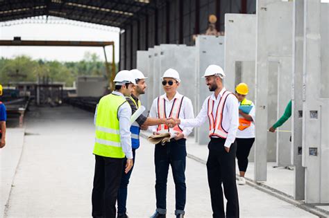 화합과 팀워크 중공업 엔지니어 팀워크 다양한 전문 건축업자 조립식 콘크리트 벽 산업 제조 공장에서 함께 일하는 엔지니어 건설 노동자 25 29세에 대한 스톡 사진 및 기타