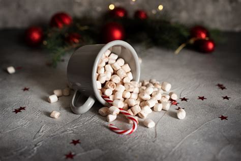 흰색 배경에 마시멜로의 작은 통에서 흩어져 복사 공간을 복사합니다 수직 뷰입니다 커피에 달콤한 첨가제 어린이의 단맛 크리스마스 달콤한 지팡이 갈색에 대한 스톡 사진 및 기타