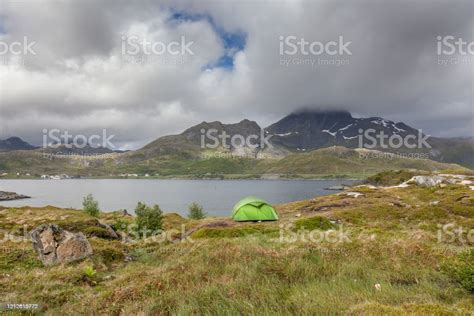 캠핑에 녹색 텐트와 산 풍경에 대 한 보기 로포텐 노르웨이 로포텐에 대한 스톡 사진 및 기타 이미지 로포텐 캠핑 한밤중의 태양 Istock