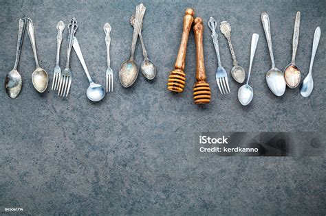 다양 한 요리 기구 테두리입니다 어두운 돌 배경 평면에 포크와 숟가락을 공간을 복사 갈색에 대한 스톡 사진 및 기타 이미지 갈색 개념 건강한 생활방식 Istock