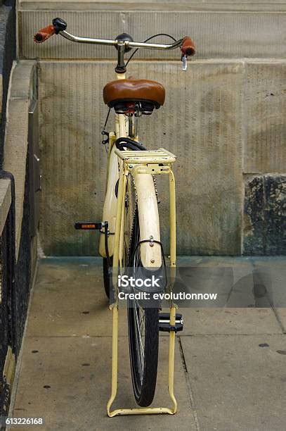 오래된 노란색 자전거 충격 흡수제와 바퀴가 있는 가죽 시트 0명에 대한 스톡 사진 및 기타 이미지 0명 갈색 강철 Istock