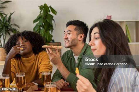 집에서 피자를 먹는 쾌활한 다인종 친구들 함께 주말을 즐기는 행복한 밀레니얼 세대 친구들 젊은이들의 라이프스타일 컨셉 명랑한에 대한 스톡 사진 및 기타 이미지 Istock