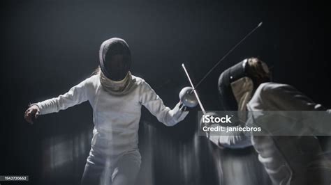 두 명의 프로 펜싱 선수가 전투에서 서로 마주보고 있는 검을 포지합니다 히트를 막아내다 18 19세에 대한 스톡 사진 및 기타 이미지 18 19세 1위 2명 Istock