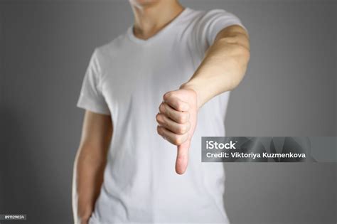 빈 흰색 T셔츠에 남자 아래로 엄지손가락을 보여 줍니다 절연 T 셔츠에 대한 스톡 사진 및 기타 이미지 T 셔츠 남자 러시아 Istock