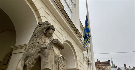 На Ратуші приспустили прапор Львова у день поховання сотенного УПА Мирослава Симчича — Lviv Media