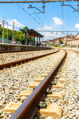 Vía De Tren Con Punto De Fuga En La Estación De Tren Foto De Stock Y