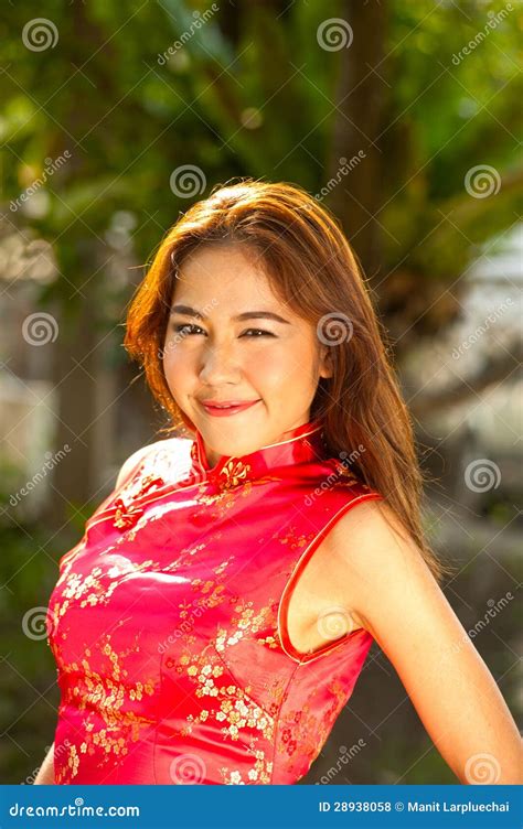 Красивейшая женщина в ся стороне Стоковое Фото изображение насчитывающей девушка довольно