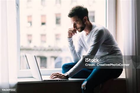 도시에서 전체 길이 창문을 통해 보고 사무실에 서 있는 젊은 성공적인 사업가 미국에 대한 스톡 사진 및 기타 이미지 미국 사람들 사진 이미지 Istock