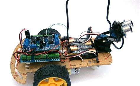 Robot Con Arduino Y Sensor Ultrasónico Para Calcular Las Distancias A Los Objetos Cercanos Y