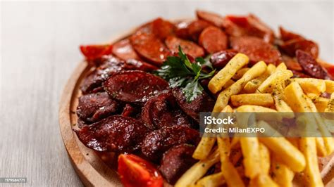 나무 테이블에 맛있는 다양한 슬라이스 소시지와 감자 튀김 제공 0명에 대한 스톡 사진 및 기타 이미지 0명 감자 요리 개체 그룹 Istock