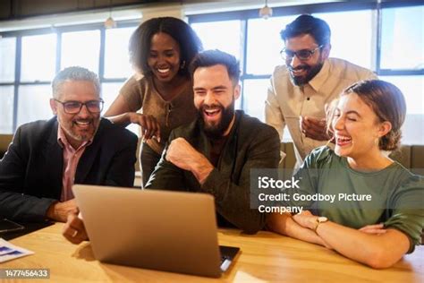 사무실에서 노트북으로 작업하는 다양한 사업가들의 웃음 그룹 경영자에 대한 스톡 사진 및 기타 이미지 경영자 긍정적인 감정 표현 기업 문화 Istock