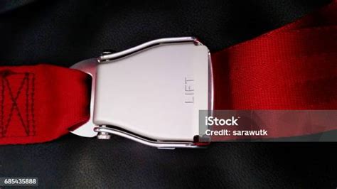 좌석에 안전 벨트 블랙 시트와 레드 카펫 비행기에서 촬영 비행기에 대한 스톡 사진 및 기타 이미지 비행기 안전벨트 고정시킴 Istock