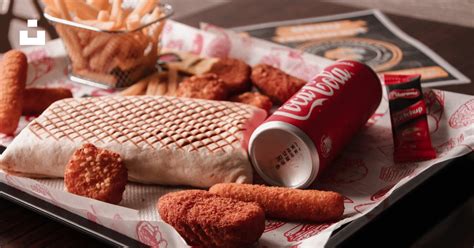 빨간색과 흰색 코카콜라는 흰색 세라믹 접시에 갈색 빵 옆에 있습니다 사진 Unsplash의 무료 라바트 이미지