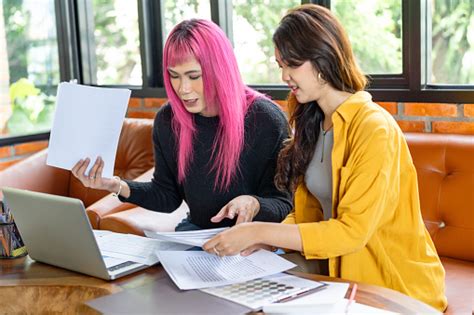 Lgbtq 트랜스젠더 남자 분홍색 머리와 논바이너리 트랜스가 함께 일하는 아름다운 정통 전문가 창의적인 직장에서 일하는 디자인 팀 동료 양성 평등 30 34세에 대한 스톡