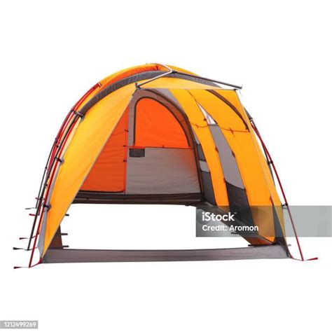 캠핑 터널 텐트 흰색에 고립 방수 하이킹 돔 텐트 전면 보기입니다 겨울 및 탐험 캠핑 장비 오렌지 8 8 인초경량 배낭 여행 알파인 텐트 현대 대피소 터널에 대한 스톡 사진