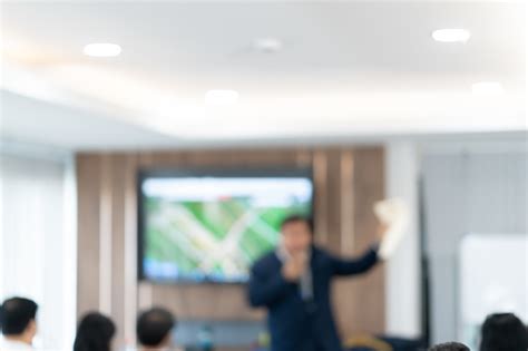 컨퍼런스 홀 또는 세미나 회의 비즈니스 및 교육 개념에서 관객의 후면 보기와 함께 무대에 스피커 모션블러에 대한 스톡 사진 및 기타 이미지 Istock