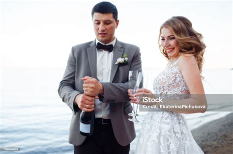 행복한 신혼 부부 산의 배경에 샴페인과 양복을 입은 아름다운 신부와 신랑 2명에 대한 스톡 사진 및 기타 이미지 2명 결혼 의식 결혼식 Istock