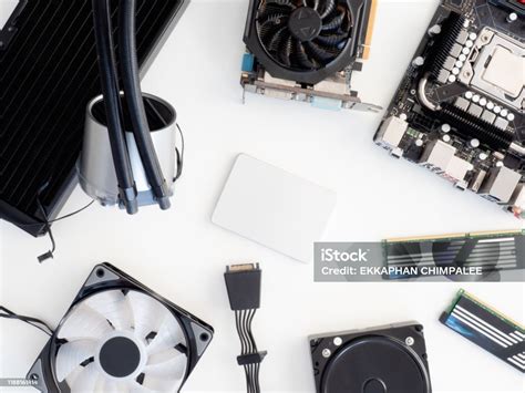 화이트 테이블 배경에 하드 디스크 솔리드 스테이트 드라이브 램 Cpu 그래픽 카드 액체 냉각 및 마더 보드와 컴퓨터 부품의 상단보기 Cpu에 대한 스톡 사진 및 기타 이미지