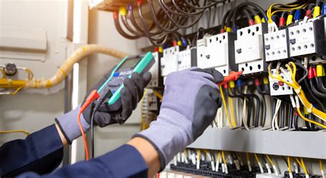 전기 엔지니어는 릴레이 보호 시스템에서 전기 설치 및 전선을 테스트합니다 전기 장비의 자동화 및 제어 계획의 조정 건강 진단에 대한 스톡 사진 및 기타 이미지 Istock