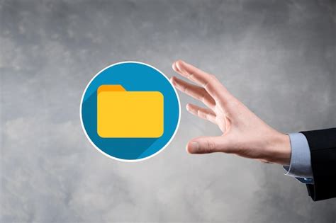 사업가가 폴더 아이콘을 잡고 있습니다 It 컨설턴트가 최신 컴퓨터를 사용하여 설정한 문서 관리 시스템 또는 Dms가 관리 정보 및 회사 파일을 검색하고 있습니다 비즈니스