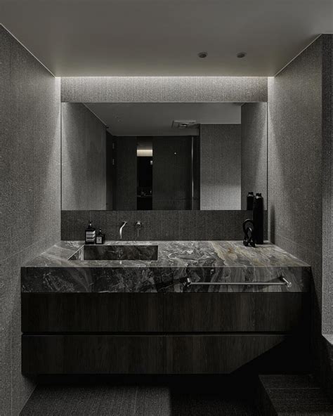 최 지웅 비가 내리는 듯한 텍스쳐를 가진 7501500 타일을 사용하여 은은하고 고급스러운 무드의 안방욕실을 만들었습니다 실제 만져보아도 부드러운 질감을 가진