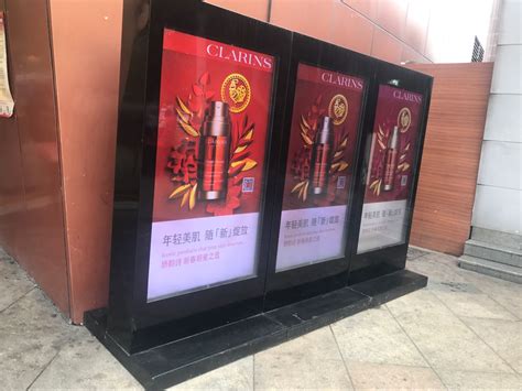 户外液晶广告机有哪些独特之处 思珂润
