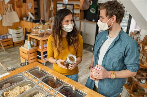 코카서스 커플 쇼핑 에코 푸드 에 제로 폐기물 저장소 착용 얼굴 마스크 2명에 대한 스톡 사진 및 기타 이미지 2명 30 34세 건강한 생활방식 Istock