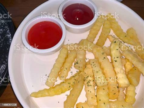 갓 구운 수제 하트 모양의 벨기에 와플 초콜릿 시럽과 바닐라 아이스크림으로 덮고 그 위에 짚 베리를 얇게 얹고 착빙 설탕과 토마토 소스를 곁들인 튀긴 감자 튀김 0명에 대한