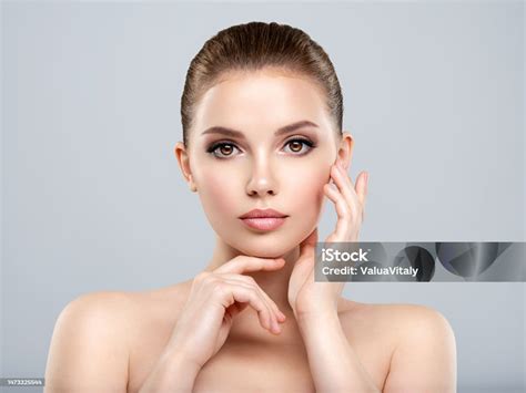 아름다운 얼굴을 가진 백인 젊은 여성의 전면 초상화고립 스킨 케어 개념입니다 갈색 머리에 대한 스톡 사진 및 기타 이미지 갈색 머리 건강한 생활방식 깨끗한 Istock
