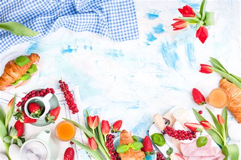 크와 밝은 배경에 베이컨 달콤한 봄 아침 식사 빨간 튤립과 딸기와 건포도의 신선한 열매의 꽃다발 기념일 축 하의 개념입니다 건강한 식생활에 대한 스톡 사진 및 기타 이미지