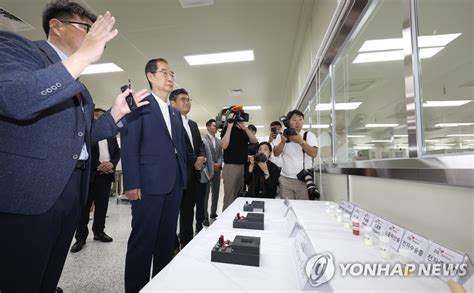 한덕수 총리 디스플레이 소재 생산 현장 방문 연합뉴스