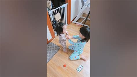 엄마 대신 둘째오빠 한테 혼나는 딸 타격감제로 때찌 동생이쁘지 라고 하는 둘찌😊 동생사랑 지금처럼 동생 이뻐해줘♡ 육아일상 쇼츠 Youtube