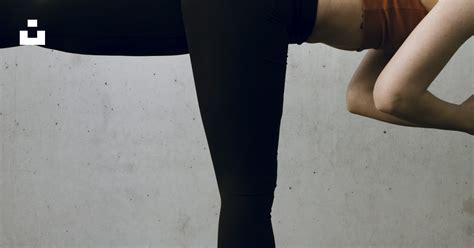 검은색과 주황색 옷을 입은 여성이 요가 포즈를 취하고 있다 사진 Unsplash의 무료 요가 이미지