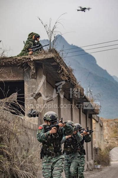 广西河池：直击武警特战队员实战化反恐演练 人民图片网