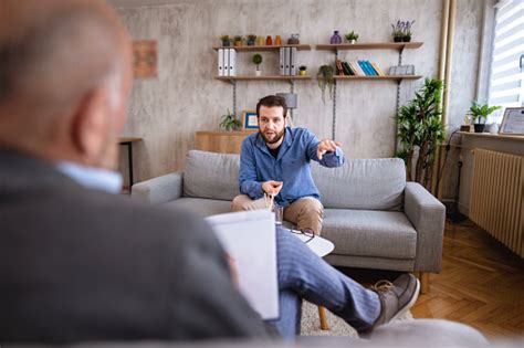 심리학자 사무실에서 치료 세션에서 자신의 문제를 설명하는 젊은 남자 우울함에 대한 스톡 사진 및 기타 이미지 우울함 건강 진단 불안 Istock