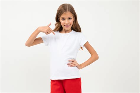 흰색과 빨간색 의상을 입은 예쁜 소녀는 흰색 배경에 고립 된 미소를 지었습니다 아이에 대한 스톡 사진 및 기타 이미지 아이 8 9 살 가득 찬 Istock