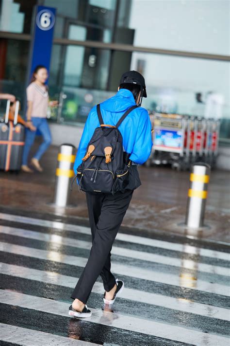 韩火火休闲风十足 机场上演雨季男友穿搭指南