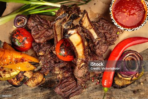 아름답게 구운 양고기 갈비 갈비 스테이크 나무 서빙 보드에 구운 야채와 중간 희귀 0명에 대한 스톡 사진 및 기타 이미지 0명 Entrecôte 검은색 Istock