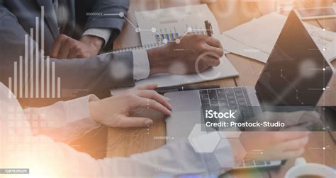 사무실에서 온라인 프로젝트를 만드는 랩톱 및 문서와 동료 가상 화면에 금융 데이터와 콜라주 검색 엔진에 대한 스톡 사진 및 기타